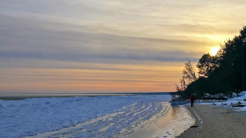 Winter sunset at Cape Kolka: icy coastline and peaceful beach - redzet.lv