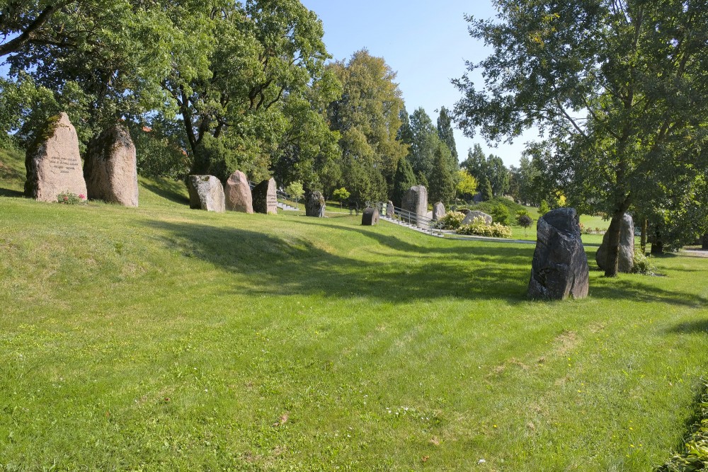 Akmens arkas un vārti Vaclova Inta akmens parkā - redzet.lv