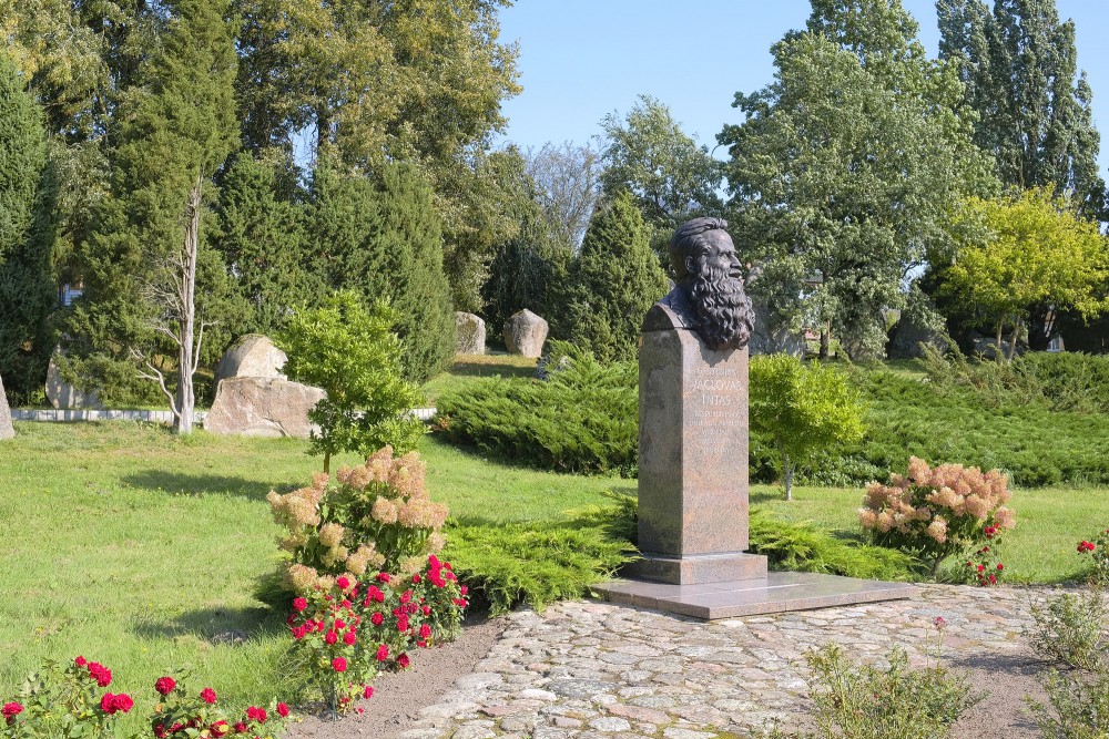 Akmens arkas un vārti Vaclova Inta akmens parkā - redzet.lv