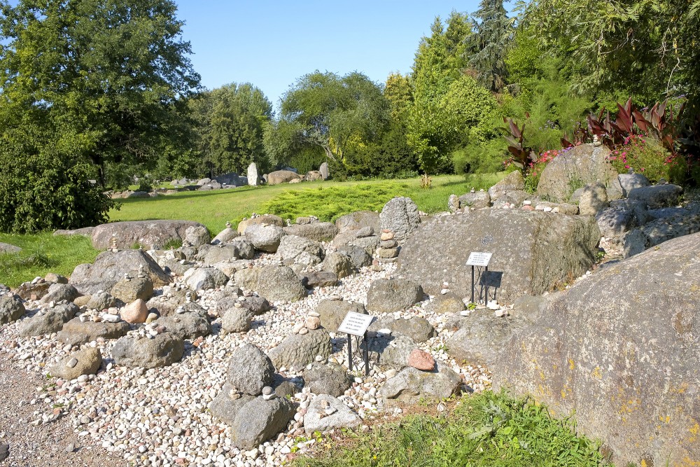 Akmens arkas un vārti Vaclova Inta akmens parkā - redzet.lv