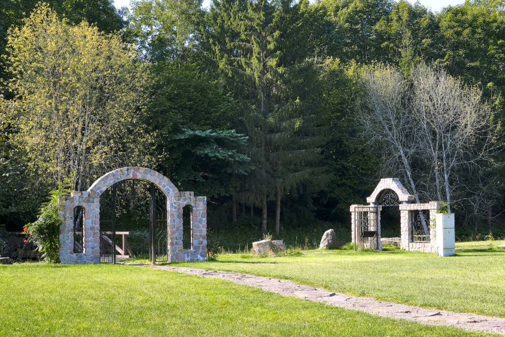 Akmens arkas un vārti Vaclova Inta akmens parkā - redzet.lv