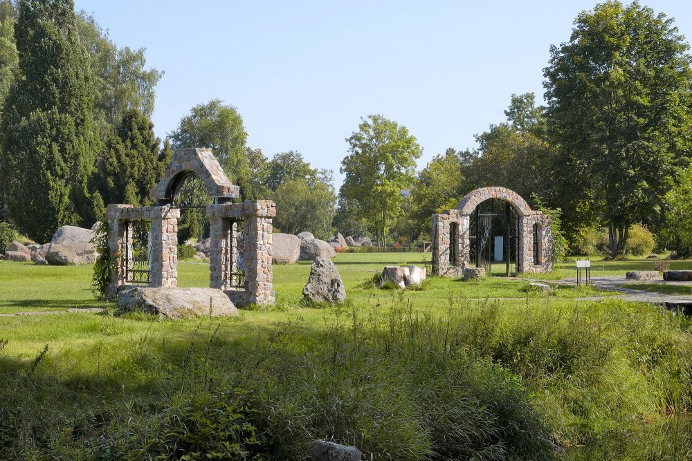 Akmens arkas un vārti Vaclova Inta akmens parkā - redzet.lv