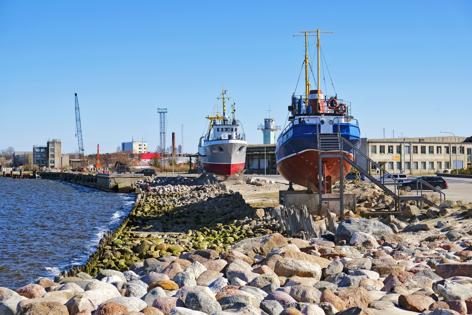 Zvejas kuģi "Azova", "Grots" un Enkuru ķēžu krēsls - redzet.lv