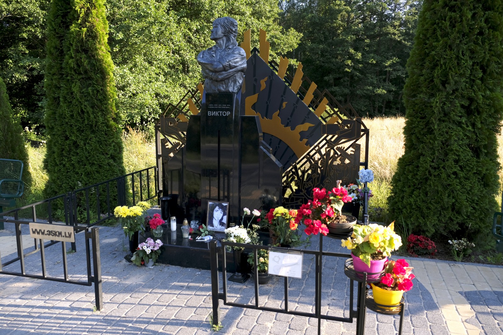 Memorial site of Viktor Coj (1962-1990) - redzet.lv